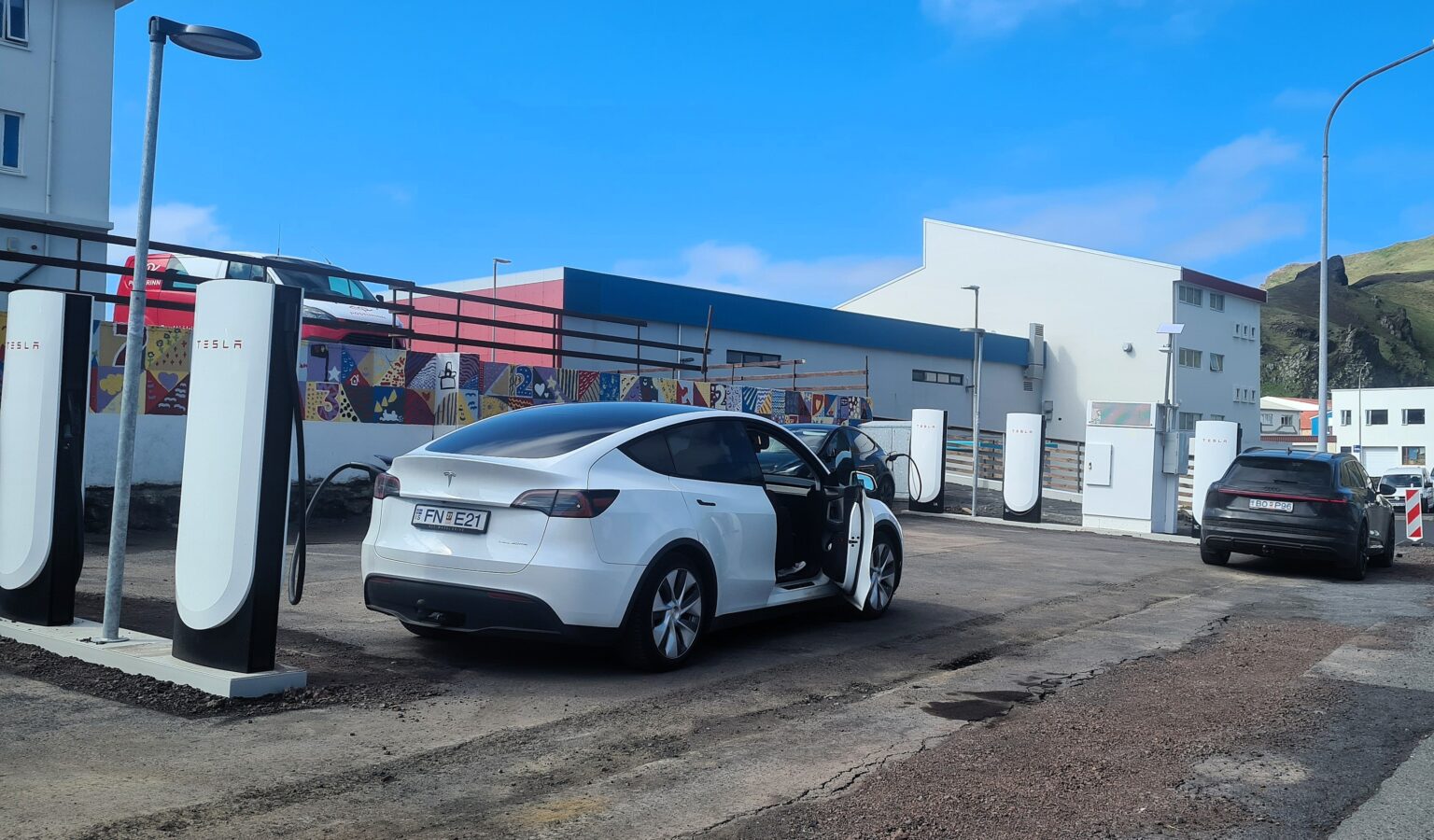 Tesla opnar sex nýjar hraðhleðslustöðvar í Eyjum - Eyjafréttir